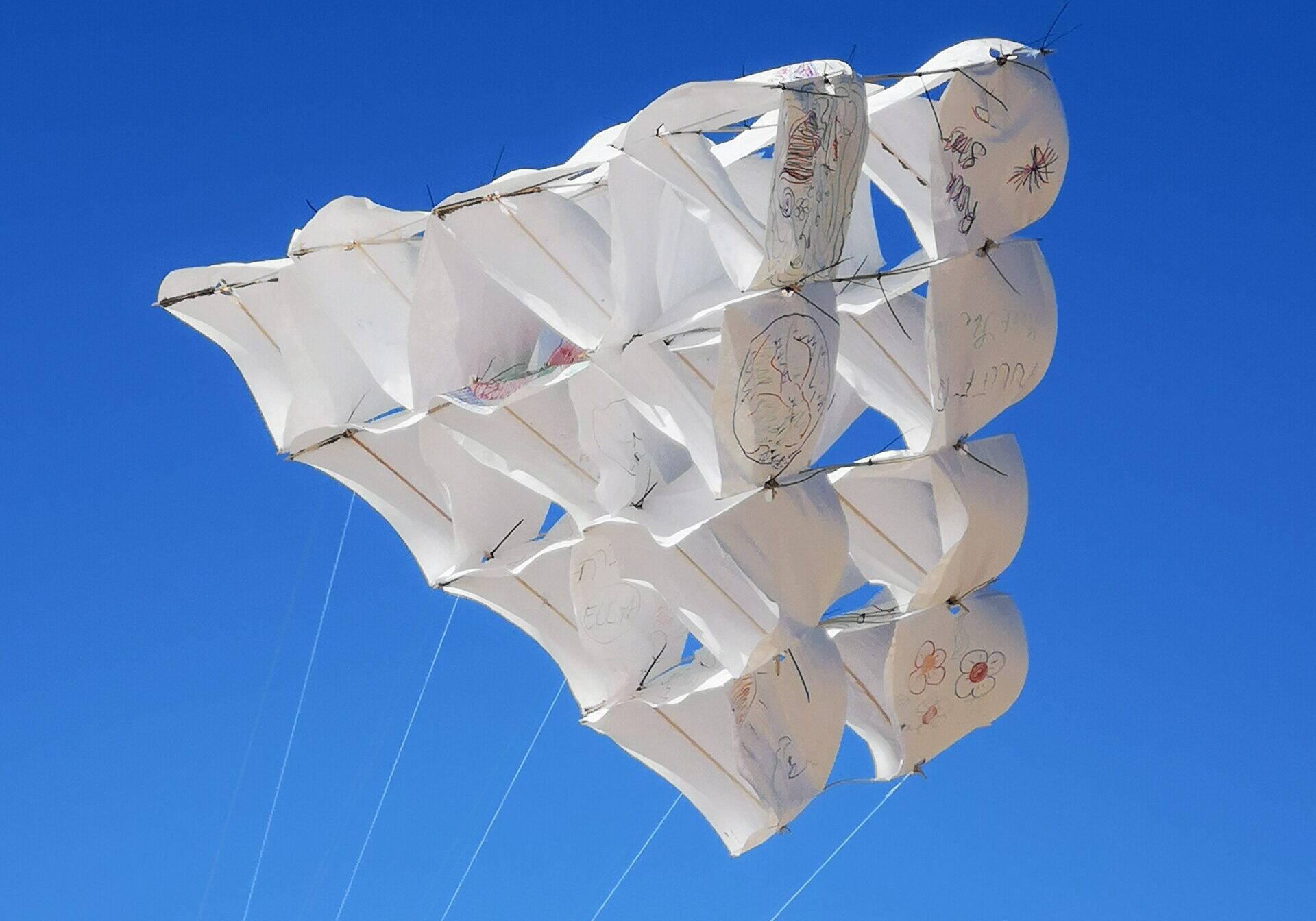 Would you like to follow a kite-making workshop? Make the best kite!